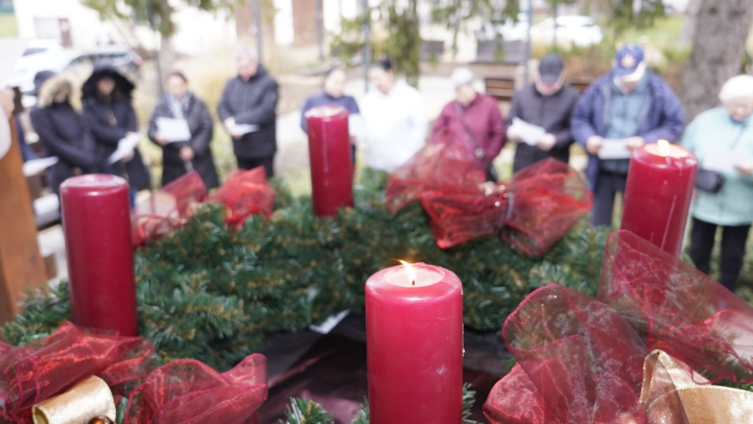 A harmadik adventi gyertya fénye jelzi Jézus közelgő testetöltésének ...